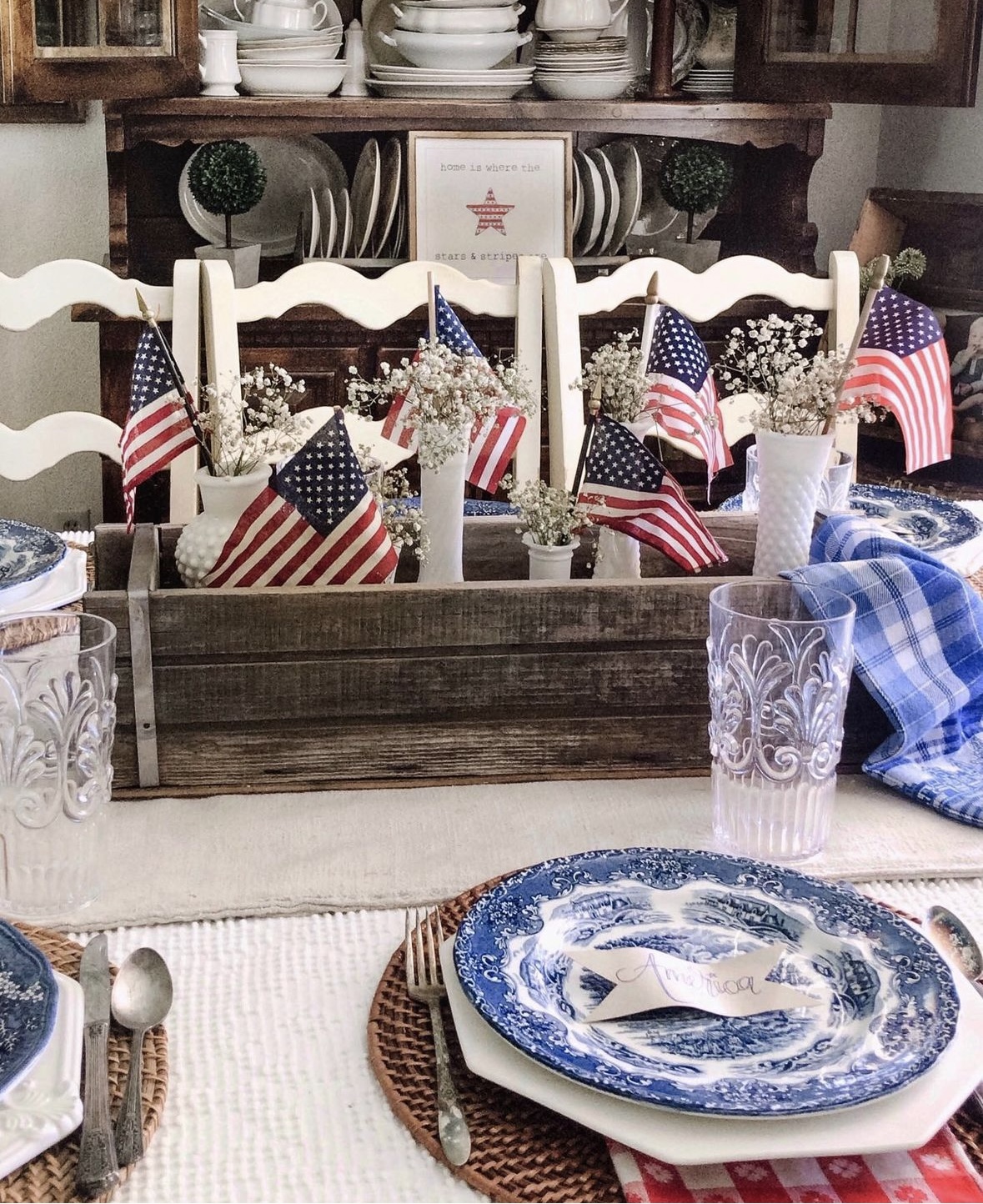 Classically Perfect 4th of July Table Decoration Ideas - The Slowestuff ...