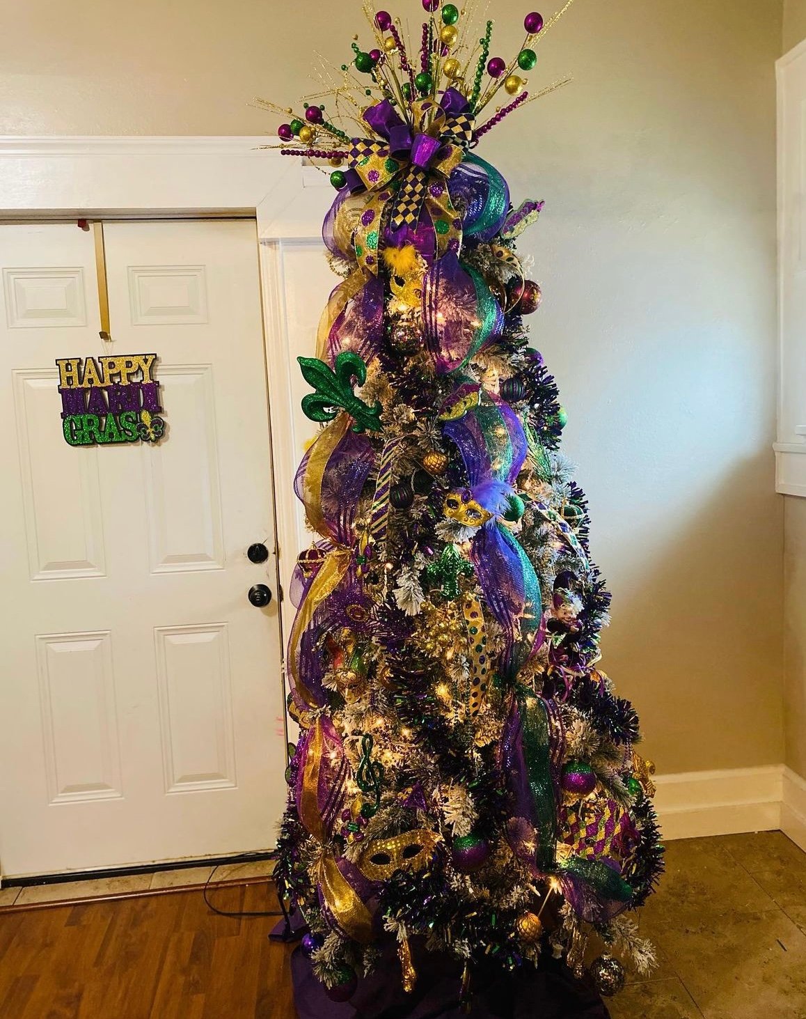 Decorate Your Tree All Year: Year Round Christmas Tree Ideas - The ...