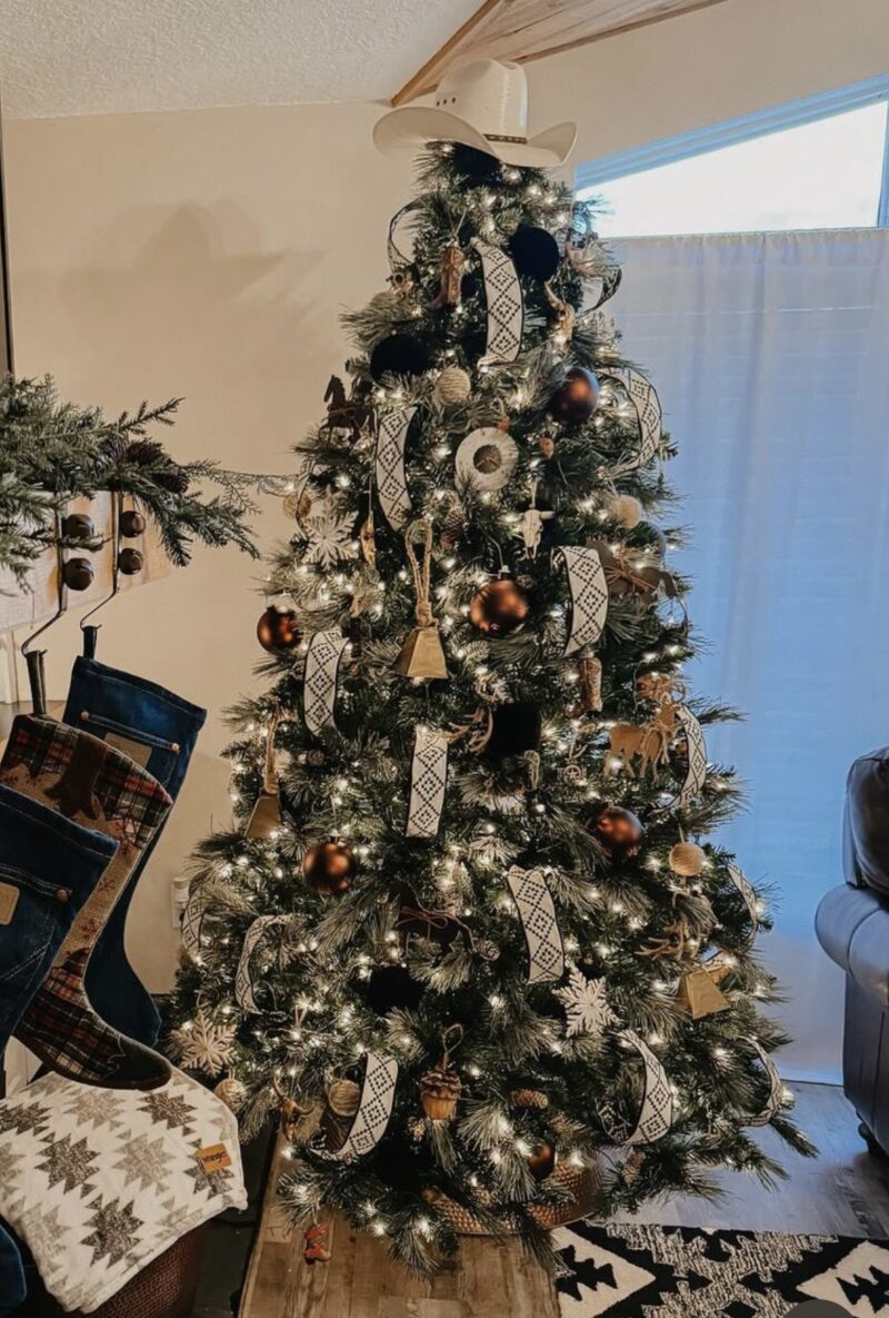 Rustic Country Western Christmas Tree Ideas for the holidays - The ...