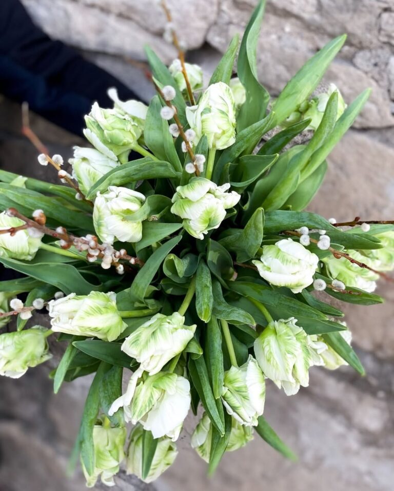 25 Beautiful Bouquets - The Best Flowers for Easter - The Slowestuff Blog