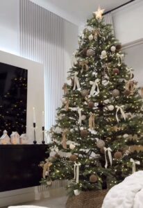 32 Stunning Classic Christmas Tree Ideas with Bows & Ribbons - The ...